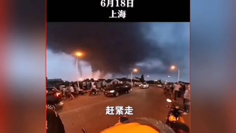上海突发火灾!现场烟雾弥漫,路人紧急撤离!
