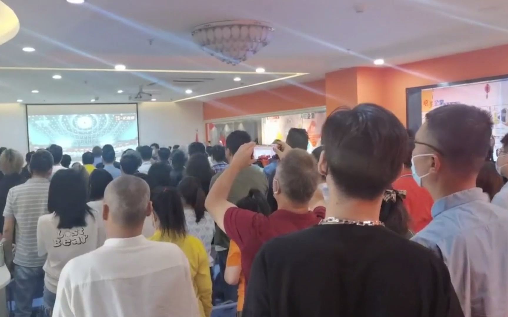 各地涉台系统干部职工观看学习党的二十大开幕会盛况。