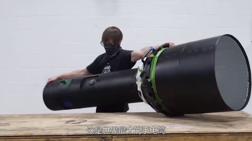 自制最亮巨型手电筒,用300颗灯珠改装而成,开关一按就如闪光弹