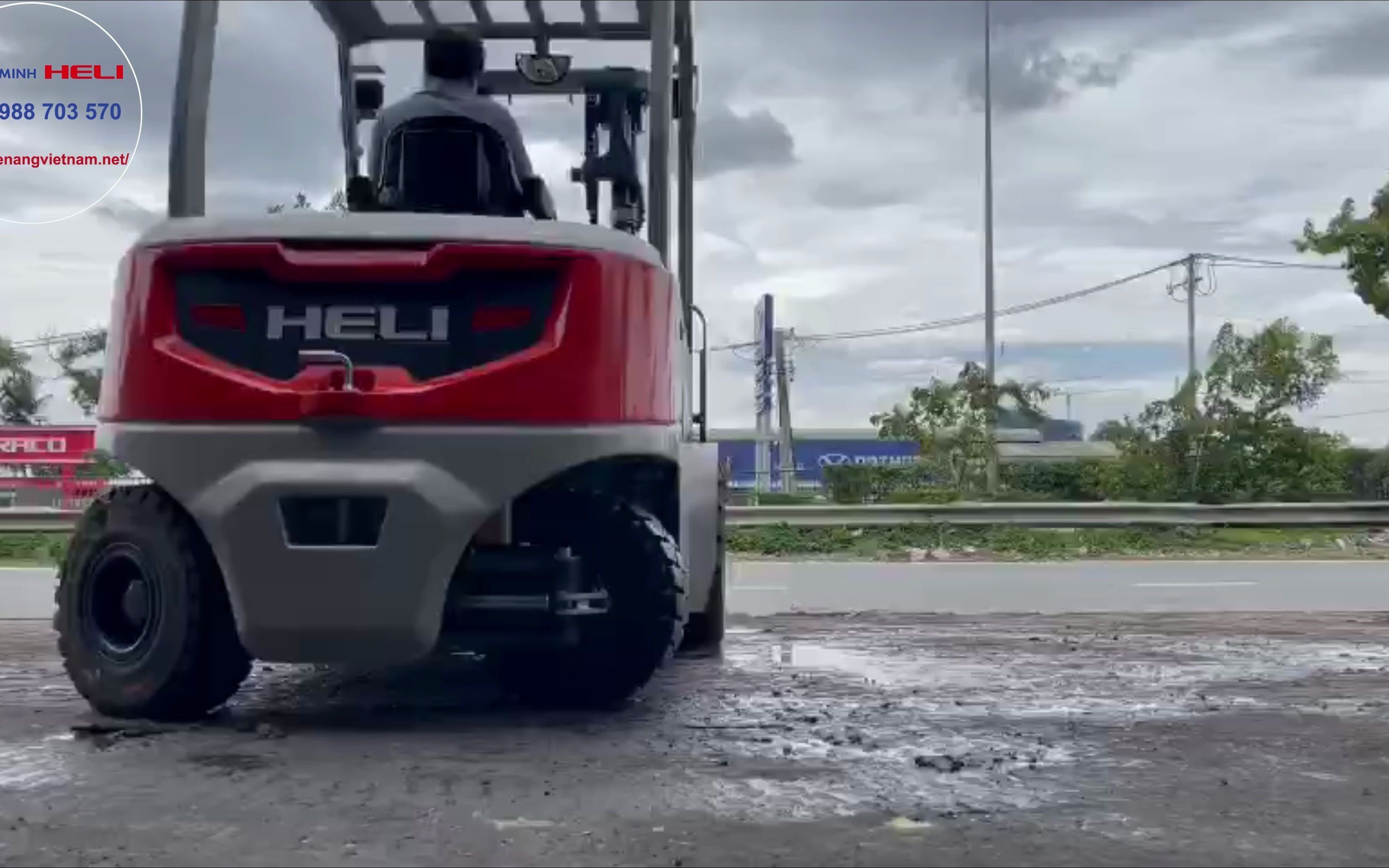 在越南5吨电动合力叉车