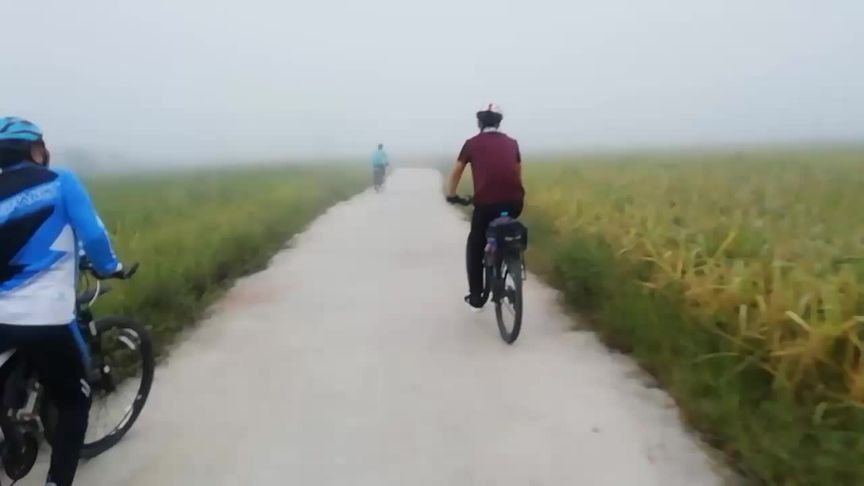 早骑闲溜达 途中品西瓜 里程过半百 结束汗滴答 单位做业务