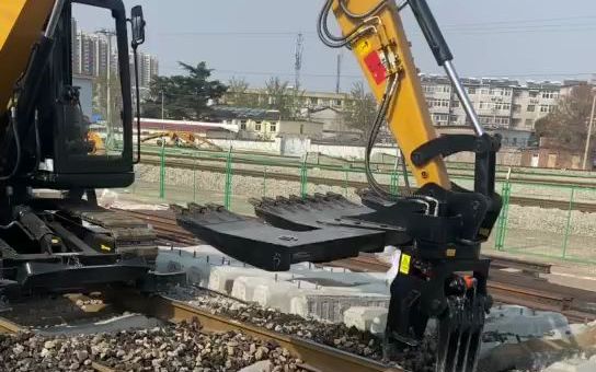 铁路挖掘机施工作业中 轨道枕木更换 新型铁路施工设备