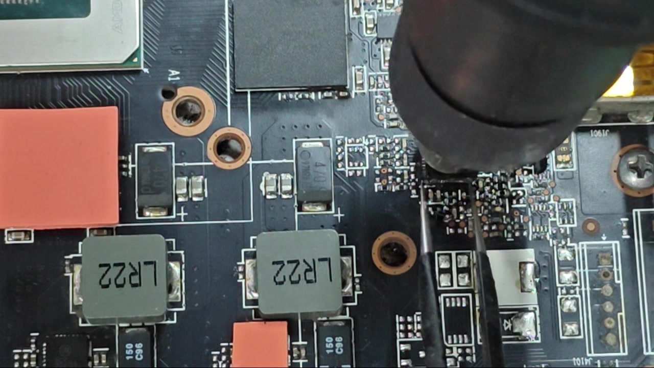 RX5700XT小伙伴拆开清灰后点不亮,说是风扇还能转,检测之后是短路...