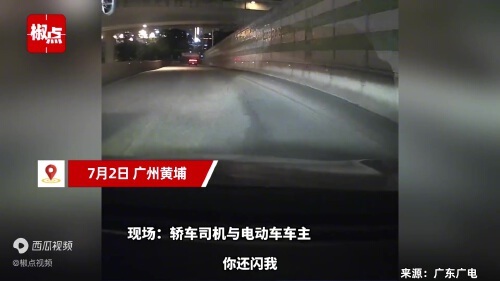 电动车上高架嫌汽车慢,用改装灯疯狂爆闪前车:速度比汽车还快