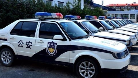 为什么警车出警时都...