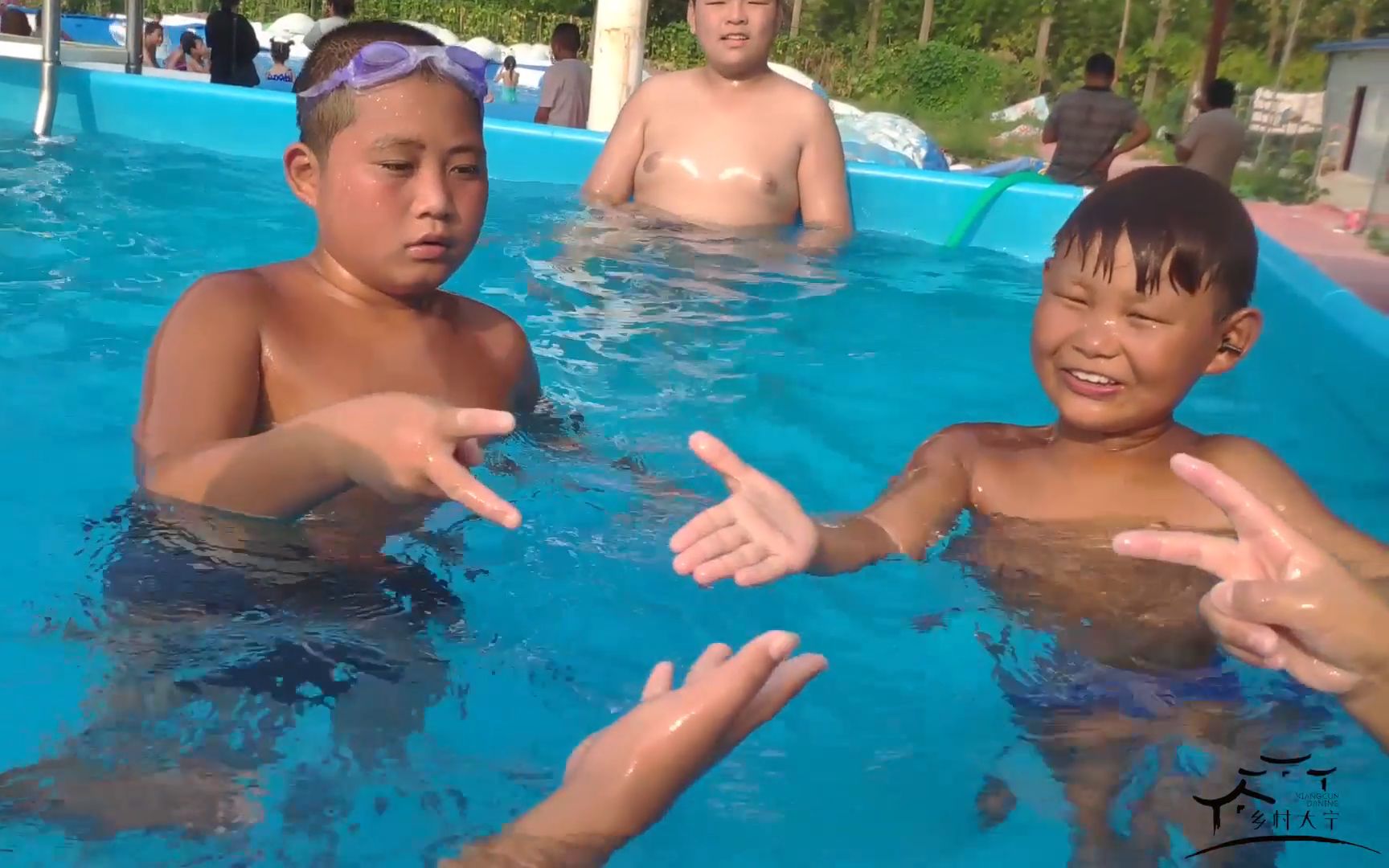 水上乐园游乐场,小孩们真会玩,石头剪刀布,输了往裤裆里灌凉水