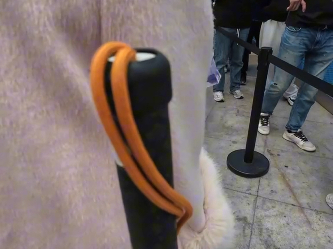 盲人独自去买全运会纪念品,店铺前早已排起长队,可失明的我却被整支...