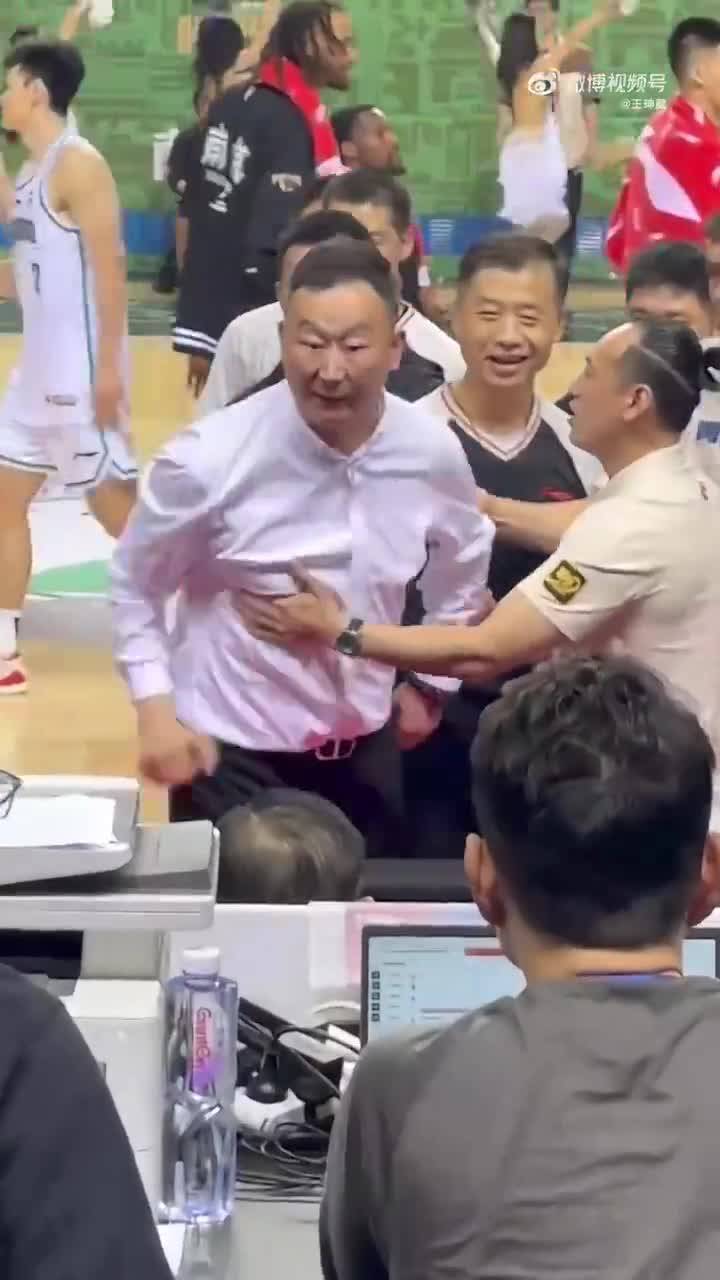 为啥这么激动!青岛男篮主教练刘维伟走向记录台,表达不满情绪!