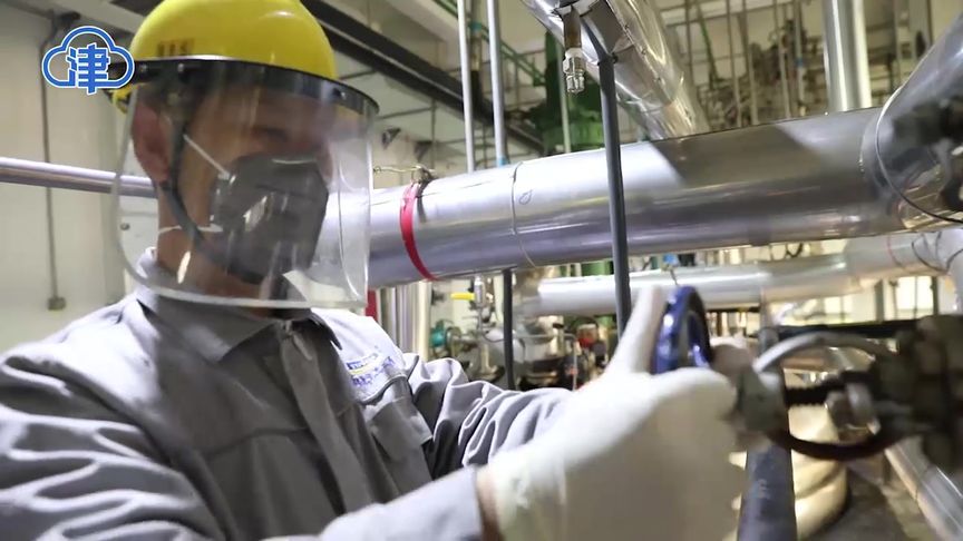 天津这家企业调用生产原料制作消毒液 免费分发给周边群众