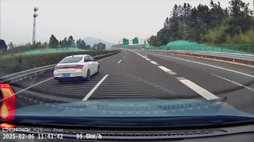 道路千万条安全一条遵守交通规则文明出行出行请注意交通安全高速...