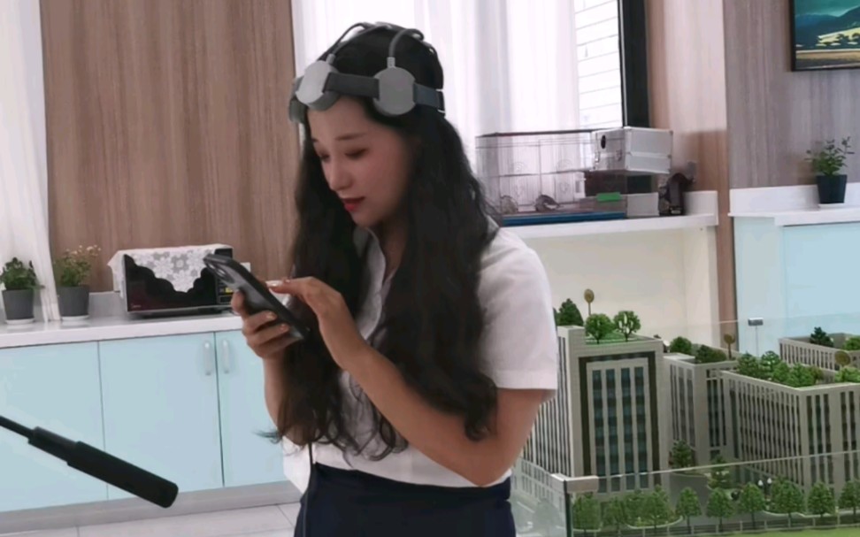小姐姐使用经颅磁刺激仪