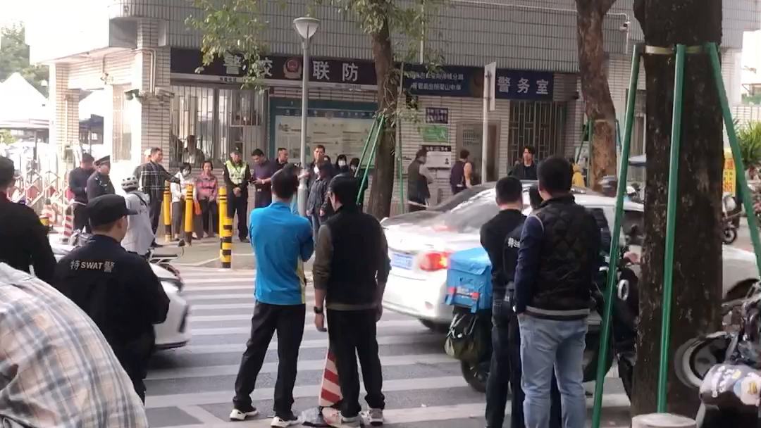 广东某中学学生跳楼,死者家属在校门口维权闹事