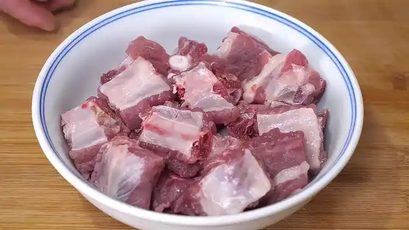 排骨无论怎么做,切记不要直接焯水,多加这2步,排骨不腥也不柴