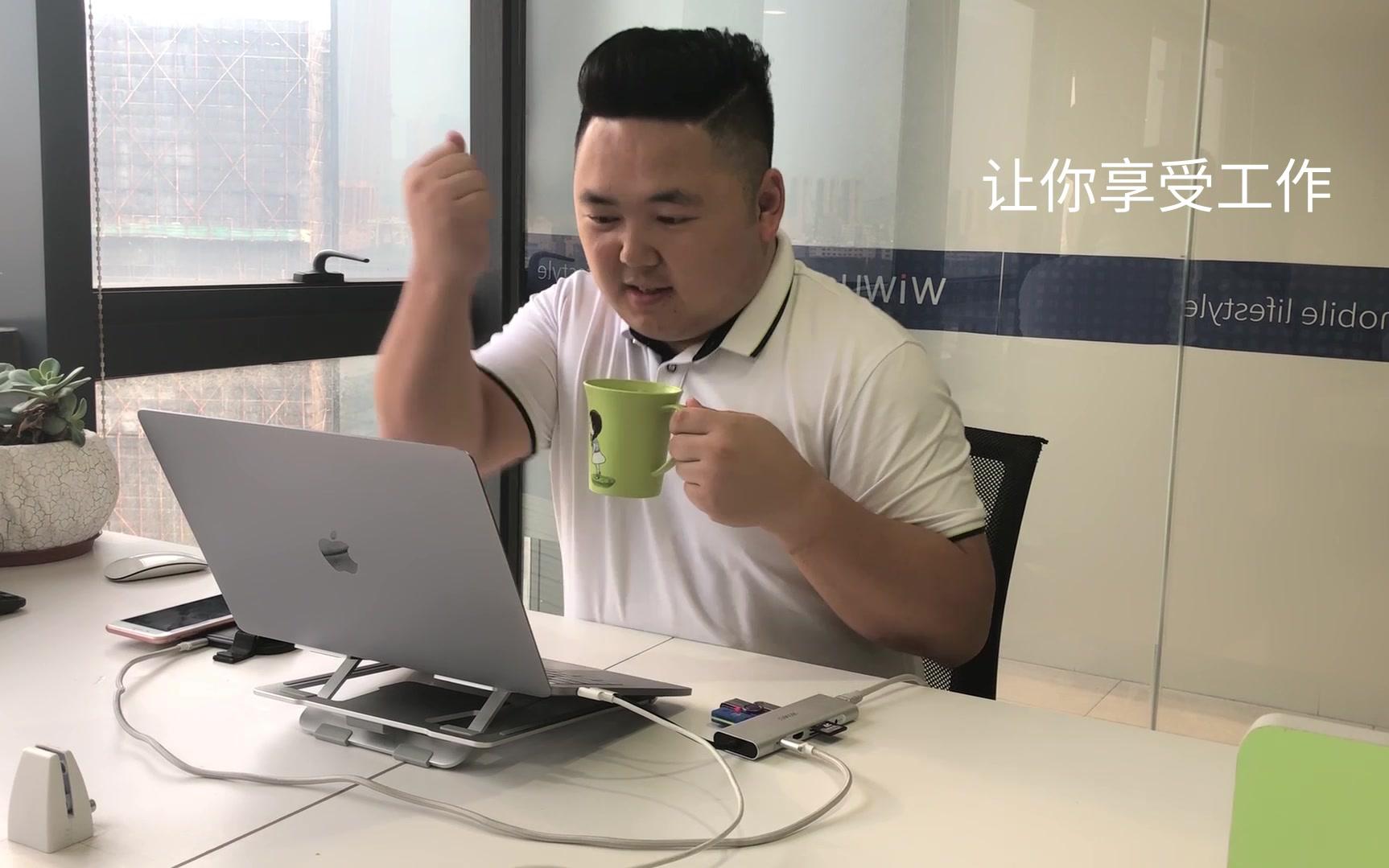 帅气商场成功人士叫你用Type-C转换器享受工作