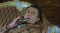 骑士的手套 骑士的手套:庞光入住上海酒店,躺沙发一脸享受订牛排