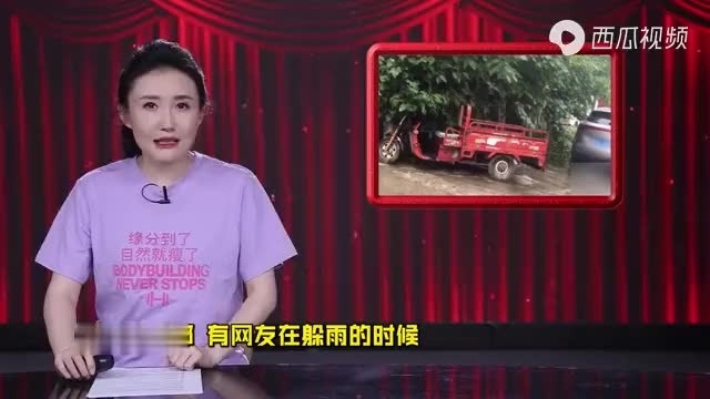 吓人!无人驾驶的电动三轮车突然自己启动,倒车停车操作熟练!