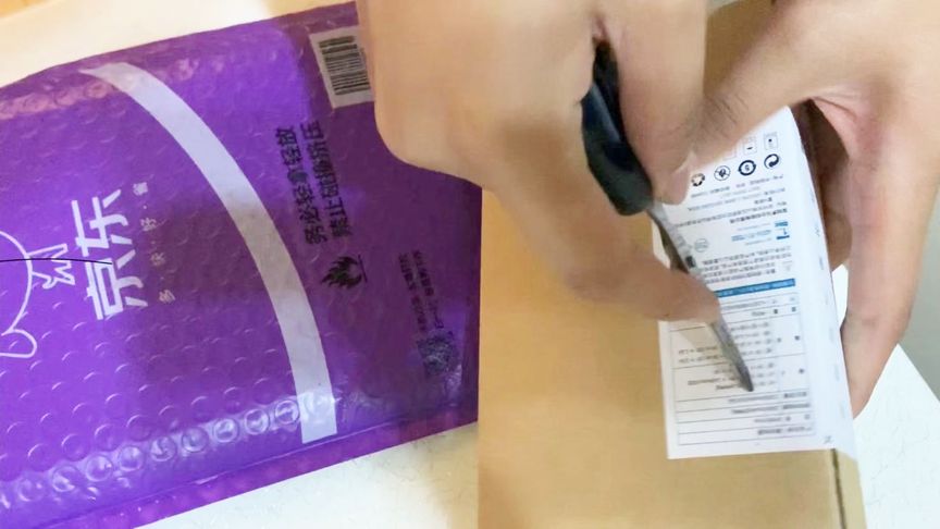 小伙:其实在京东上这样买东西更划算哦,看看你是不是这样的?