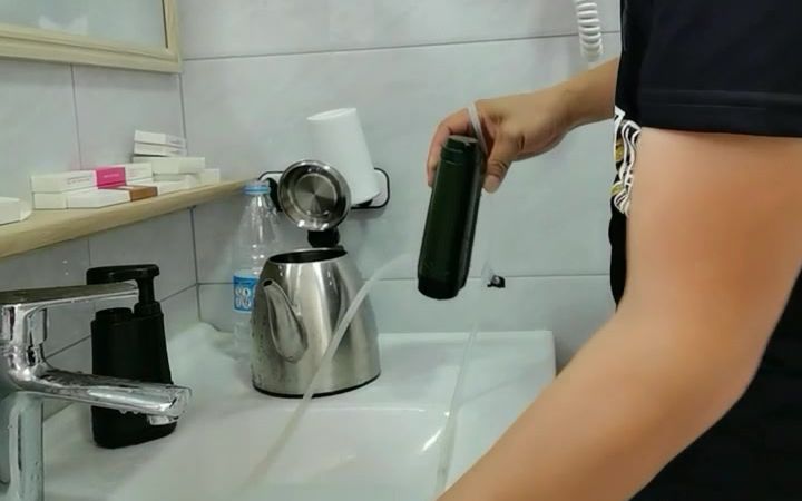 住酒店水不好喝,小型净水器随身带随时过滤