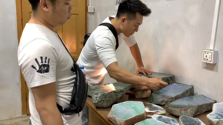 缅甸玉商叫价5000万缅币的翡翠手镯料,给价2200万缅币货主还纠结