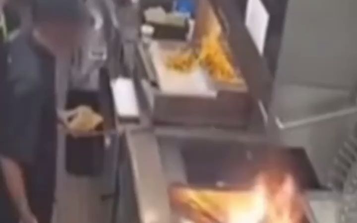 男子用水灭油锅起火,厨房瞬间变成火海,应加强安全意识,减少类似事故,...