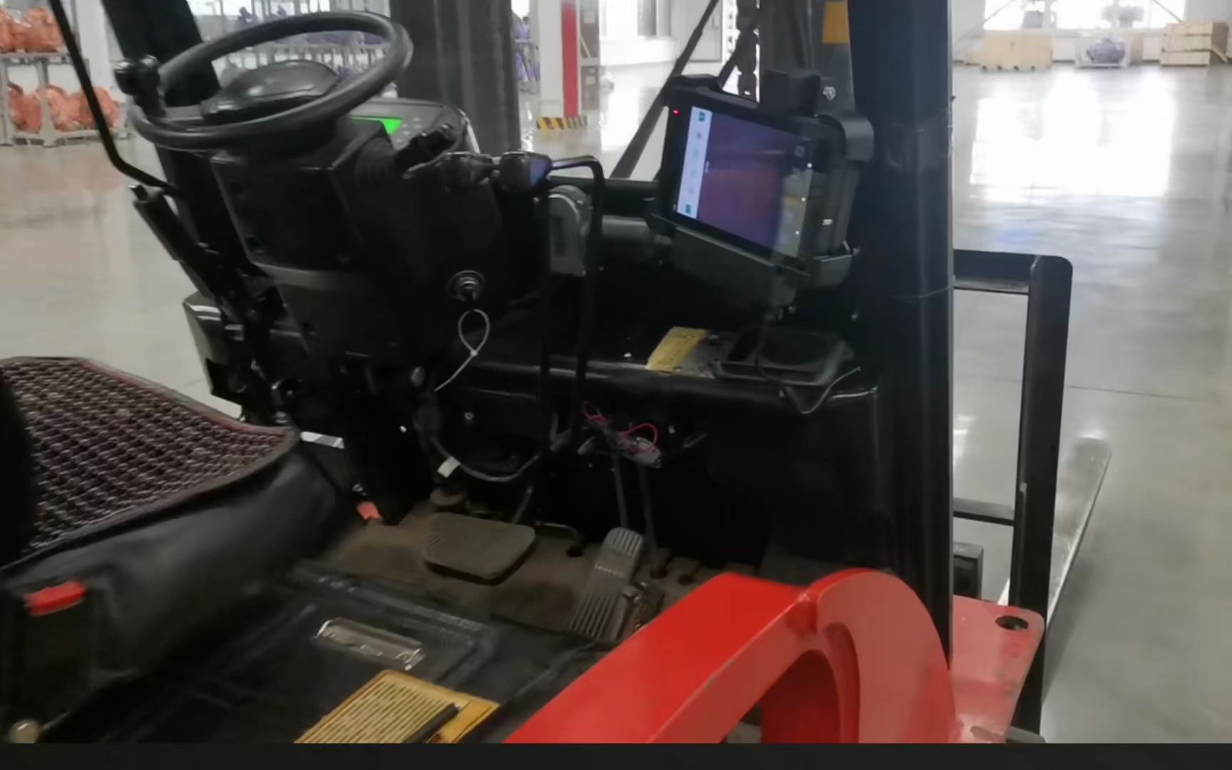 现在物流仓库开叉车,你要是不懂操作这种工业平板,可能都没办法入职#...