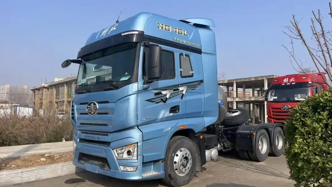 如果豪车都看腻了,可以看看国产重型卡车,绝对有气势