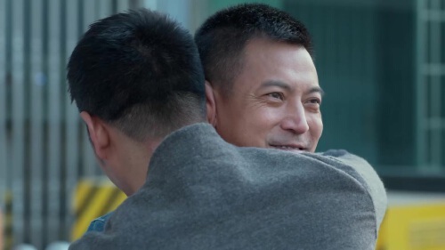 一起长大:小伙出狱,大哥开出租车接他,发现世界都变了