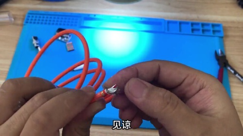 改这条橙色华为数据线要上电视,但是我的老腰快累断了,粗剪见谅