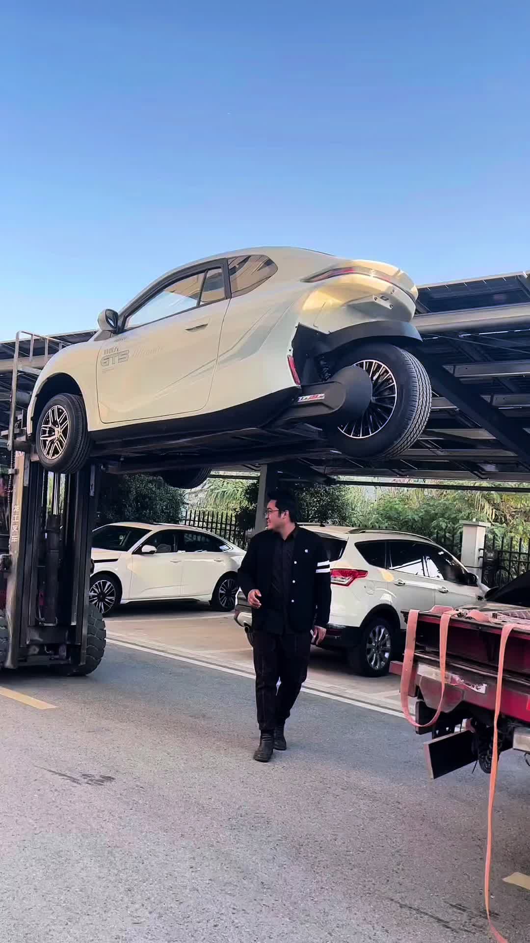 三轮超跑:一眼沦陷,帅到起飞! 是汽车出了轨还是摩托车劈了腿, look my ...