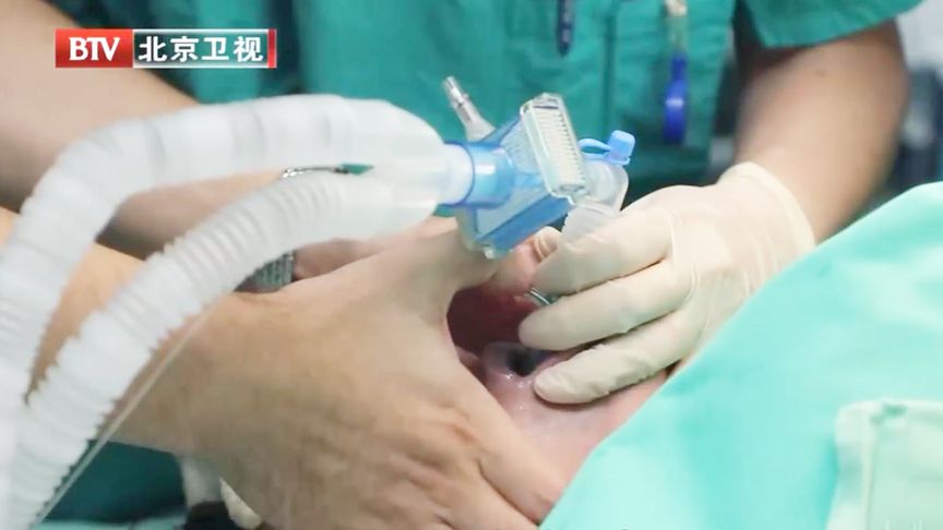 生产意外不断,孕妇一脚踏进了死亡线,腹中的孩子能否出生?