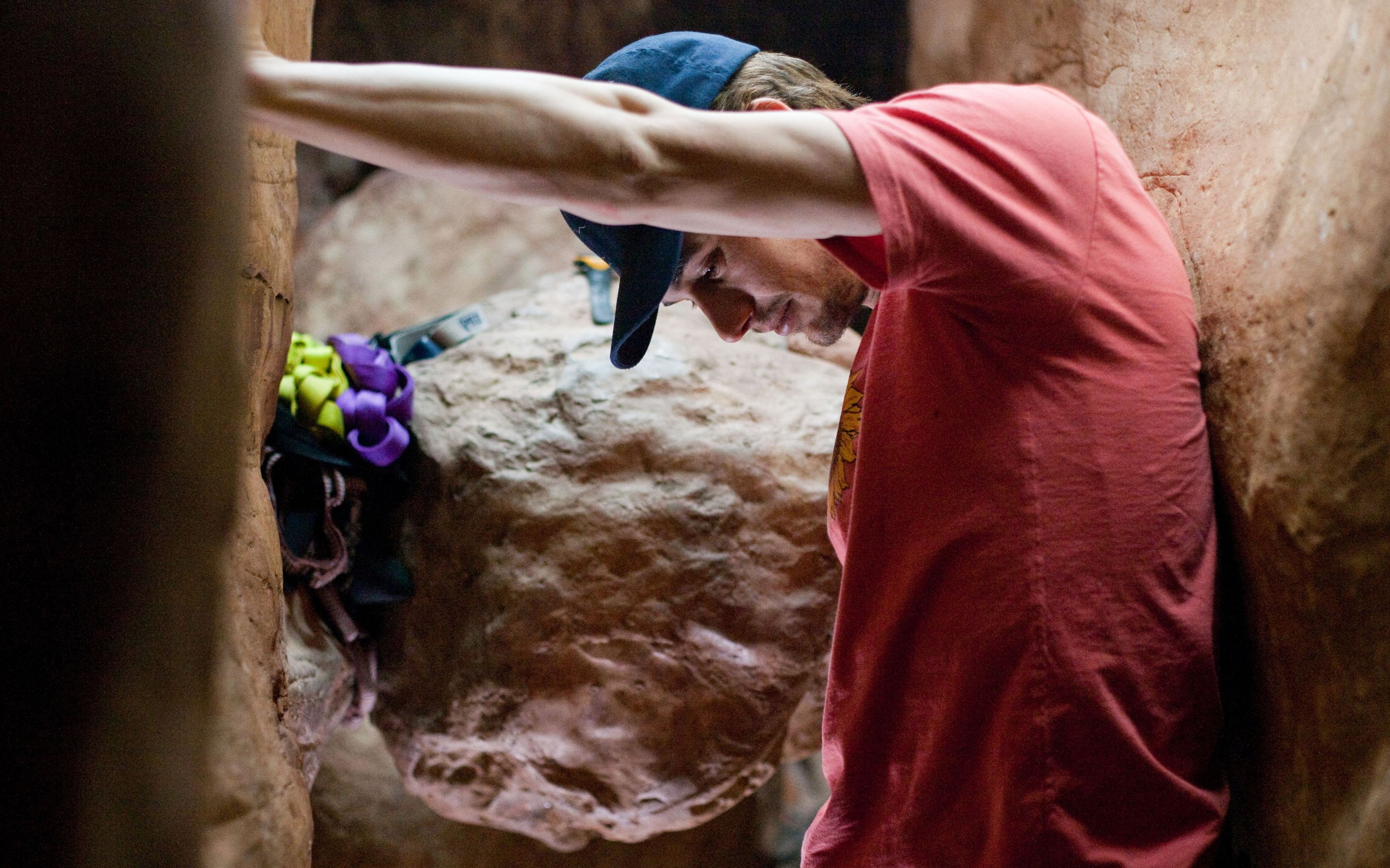 小伙被困峡谷127小时,还有必要逃生吗?看看小伙是怎么做的!