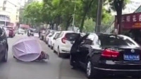 监控实拍:男子开车门撞到电动车,下车不检查伤者竟然先看车门