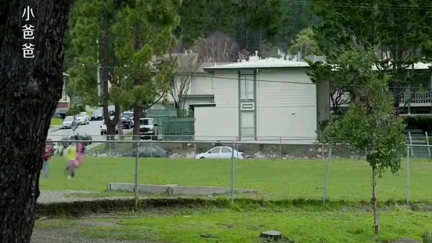 爸爸去学校找儿子,校老师竟直接报警,不想警员来了直接电晕爸爸