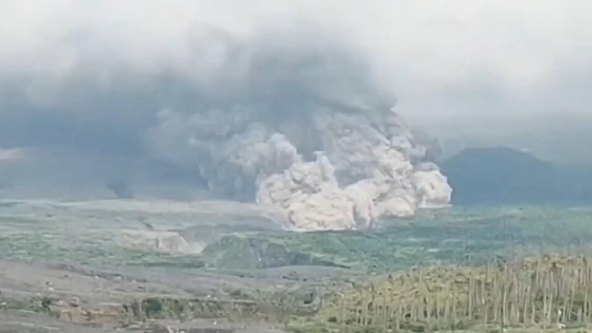 印度尼西亚塞梅鲁火山喷发 警戒级别已调至最高