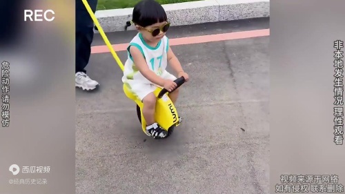 爸爸助力推车瞬间提速,百公里加速只需一爹之力