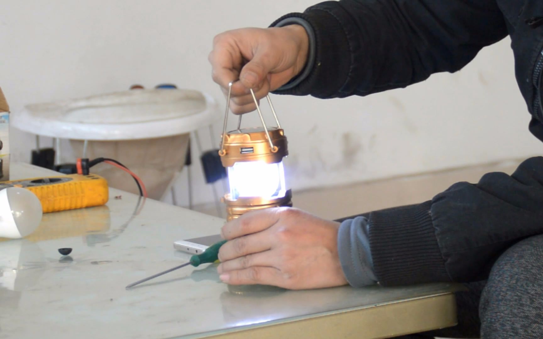 太阳能照明马灯10元买一个,不用市电充电,拆开看内部构造和原理