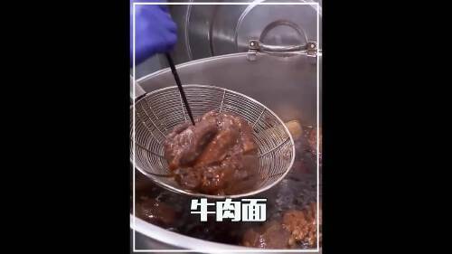 清炖的招牌牛肉面加上感丰富有层次感的斤饼卷卤牛肉让老客们念念不忘