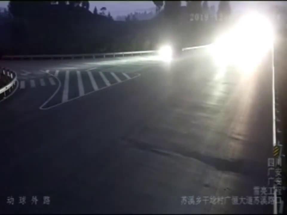 #覆车之戒# #五大曝光行动# #冬季交通安全#【路口不礼让 面包车撞飞...