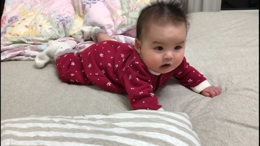 激萌 六个月的宝宝练习爬行的视频 怎么爬都是原地蠕动