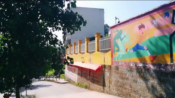 今天来到以前读小学的学校现在变成幼儿园了,让我想起很多回忆