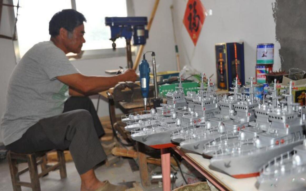 中国老渔民用废弃物品,打造能发射炮弹的军舰模型,太厉害了