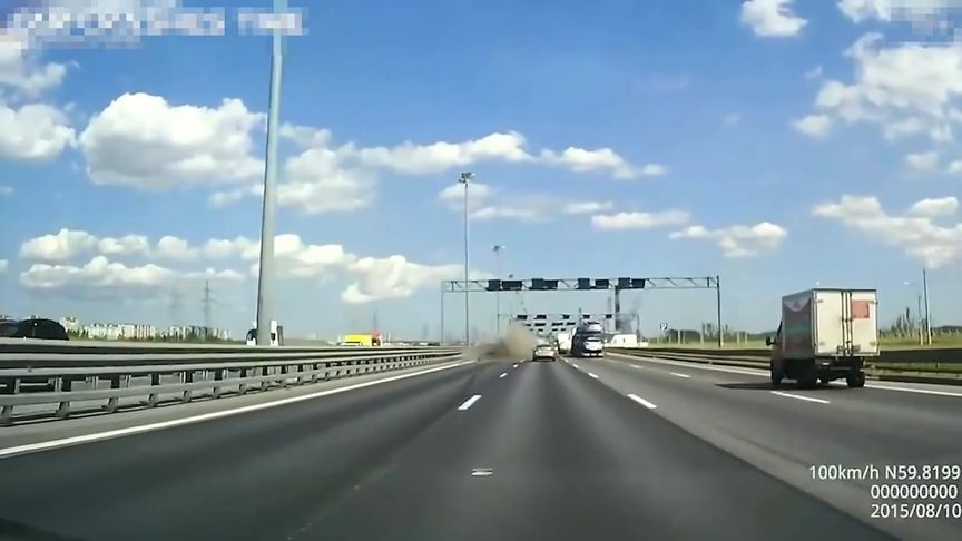 实拍小车超速行驶撞上前方事故车,瞬间成为一团废铁