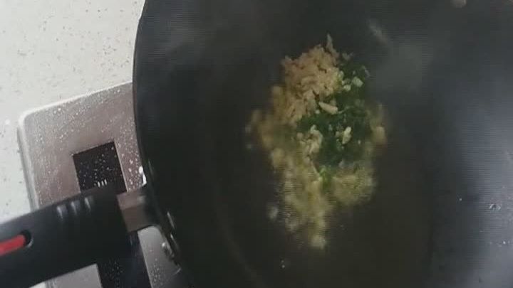 清水煮虾做法简单,却保持了鲜美的口感,吃起来原汁原味