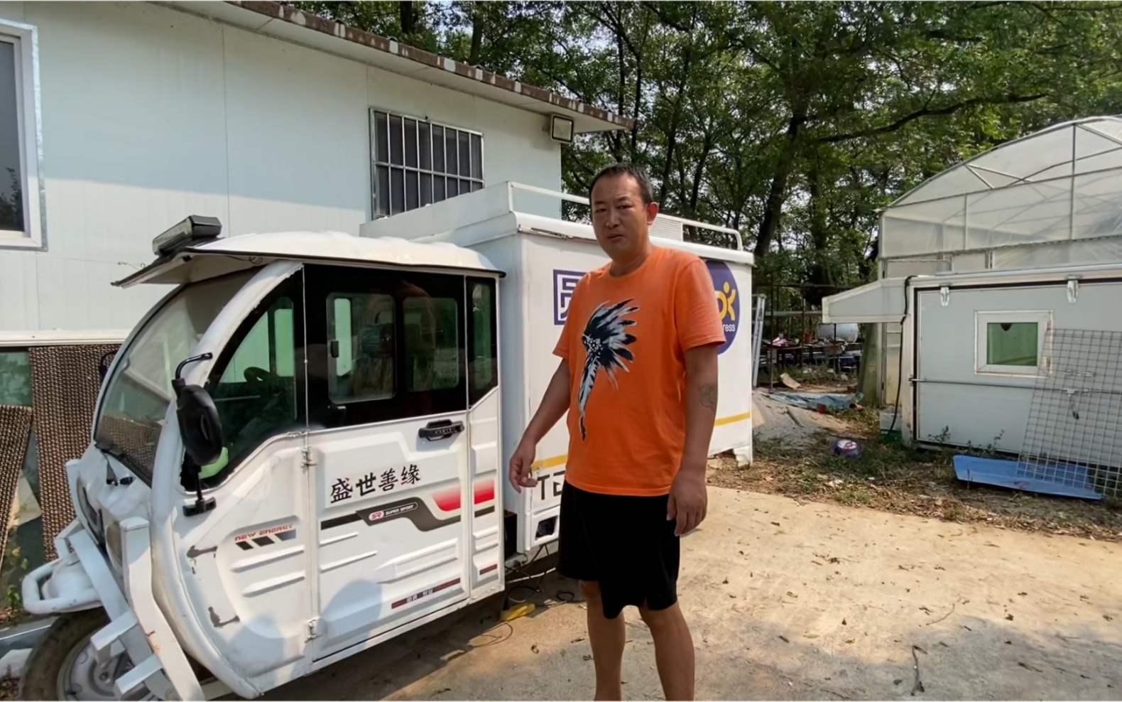 全封闭电动快递三轮改造成豪华房车去旅行 目前2套方案拿不定主意