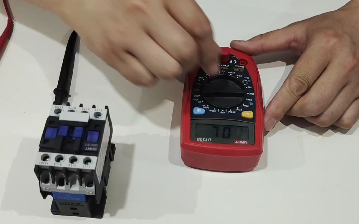使用数字式万用表测量交流接触器线圈的直流内阻