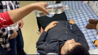 俩小伙恶整宿舍舍友,直接往口里倒水,结果舍友以为自己被喂了尿