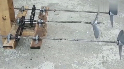 广西牛人设计了一款水上螺旋桨,正反转启停自如,非常的好用!