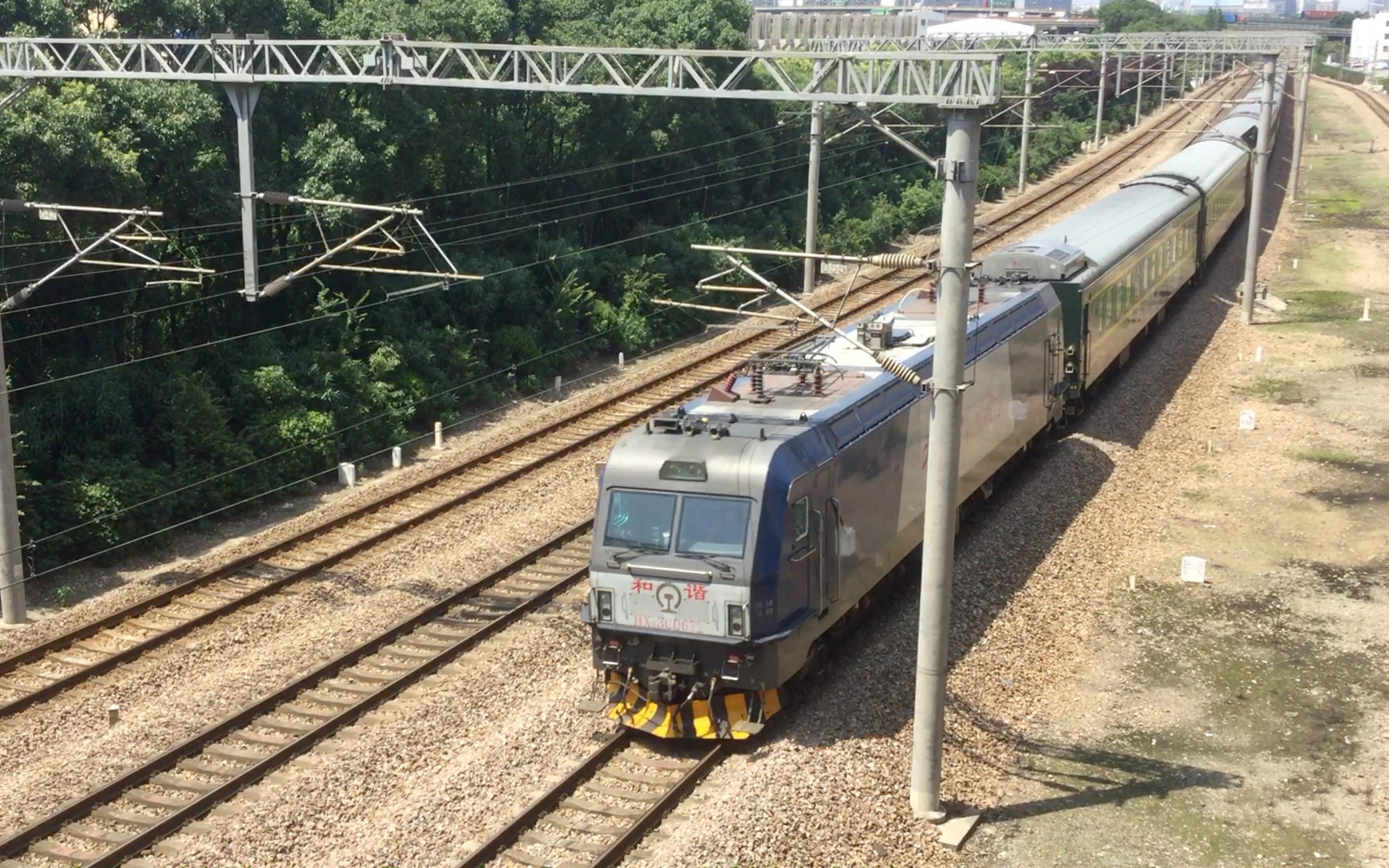 【中国铁路】武局襄段HXD3C-0672牵引K123次列车通过莘庄站