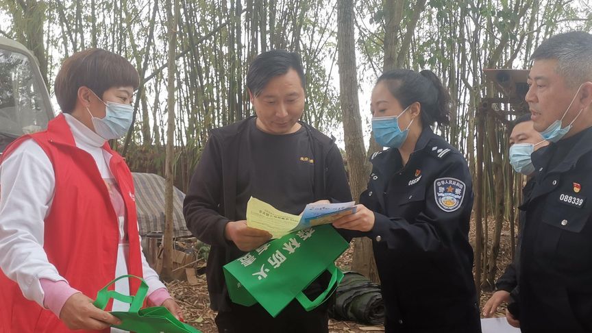 清明节临近 四川资阳警方进村入户宣传森林防火