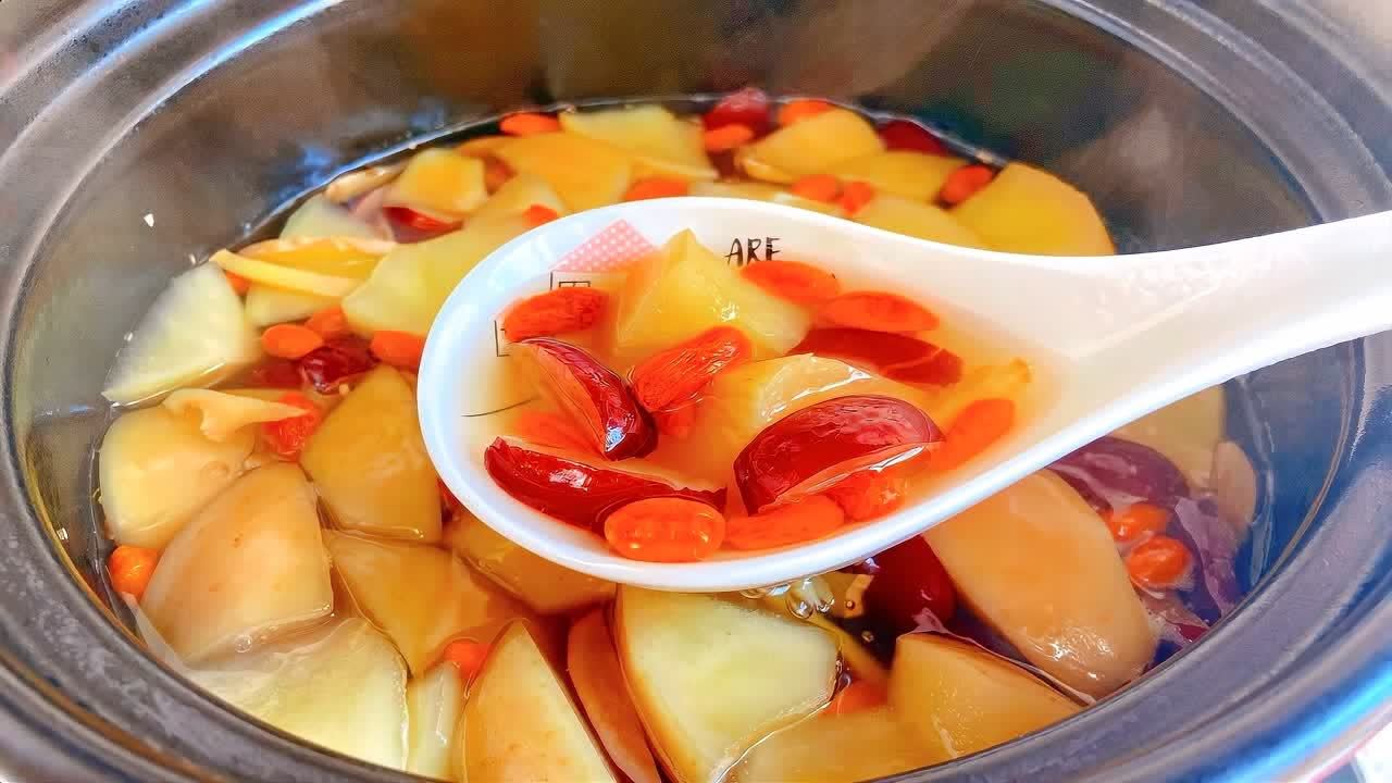 女性要多喝这道“苹果汤”,皮肤细腻气色好,老公看到做给媳妇.